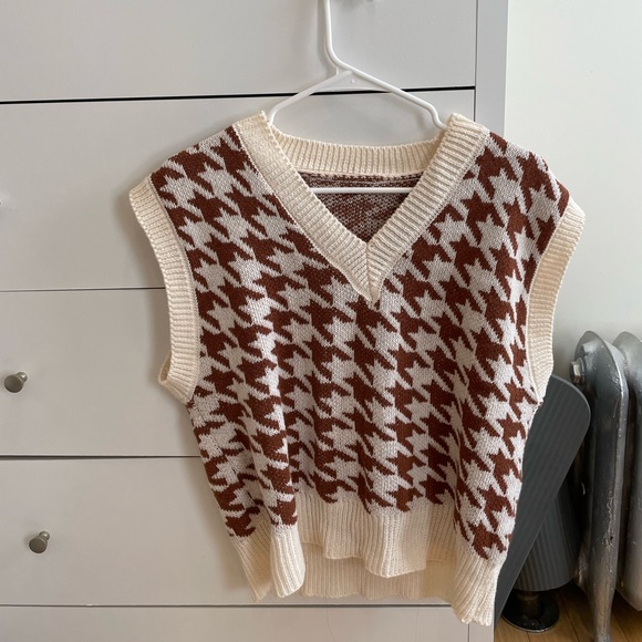 SHEIN | Sweaters | Houndstooth Pattern Sweater Vest In Cream And Brown ...